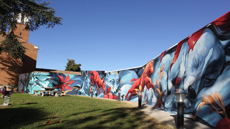 Montesusín se embellece con un mural en azul y rojo del artista Isaac ...